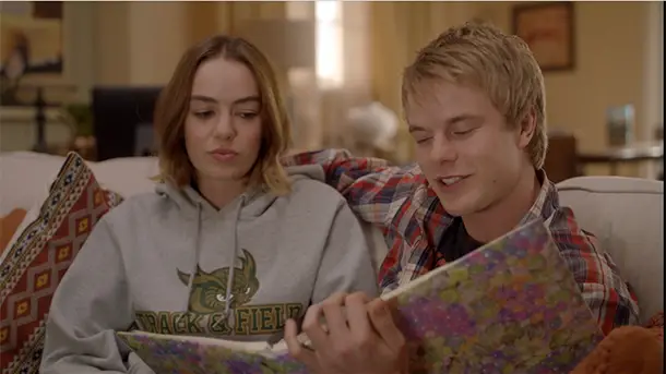 ATYPICAL : Casey with a OWLS Track & Field hoodie in ep. 3 - Fringues ...